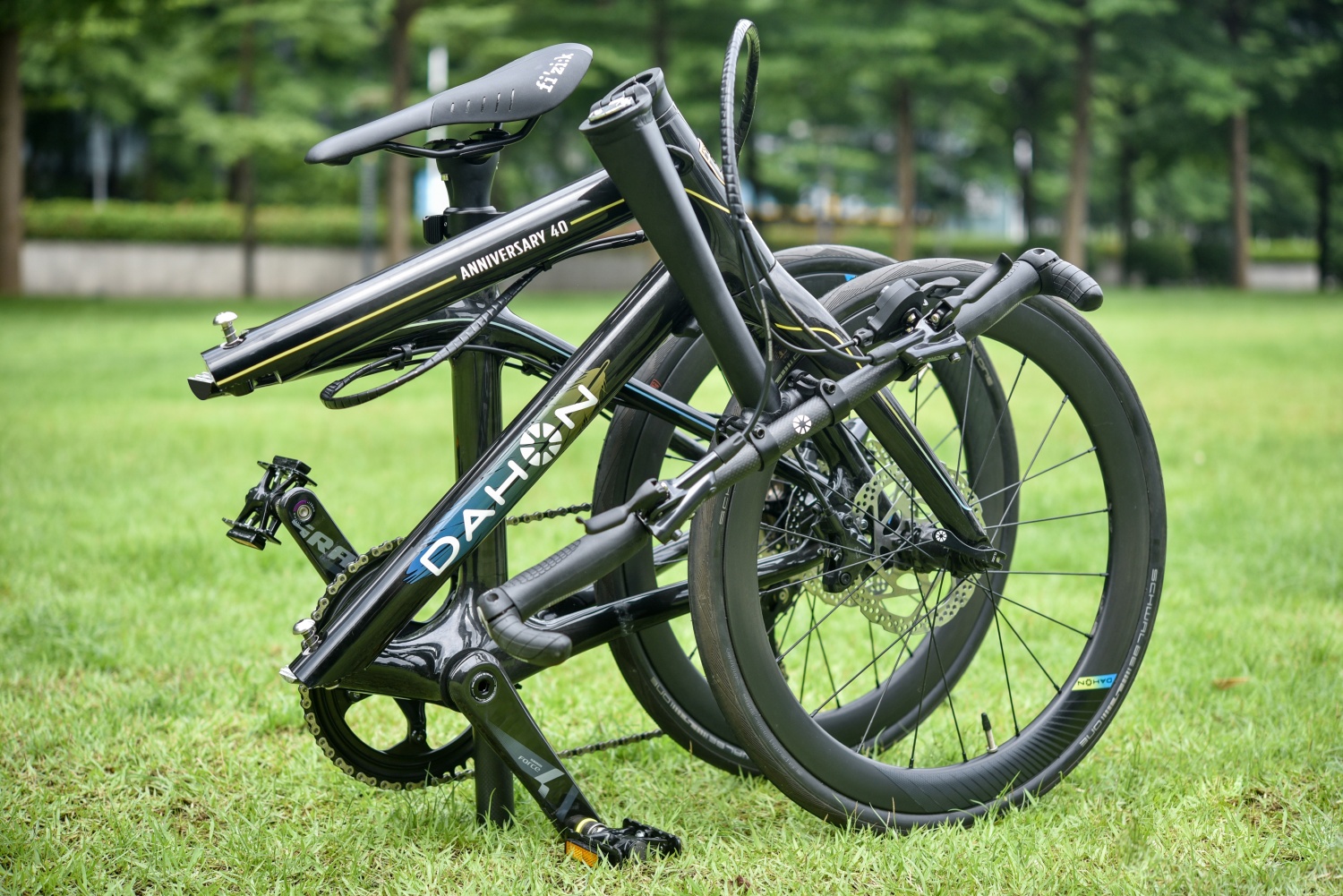 Dahon's limited edition Anniversary 40 carbon fibre folding bike now ...